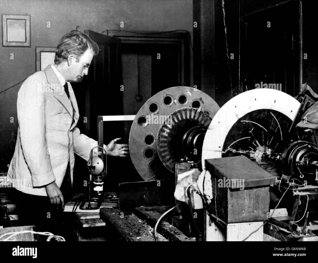26 janvier - en ce jour de l'histoire - 1926 JOHN LOGIE BAIRD 1926: Logie Barid montre l ...