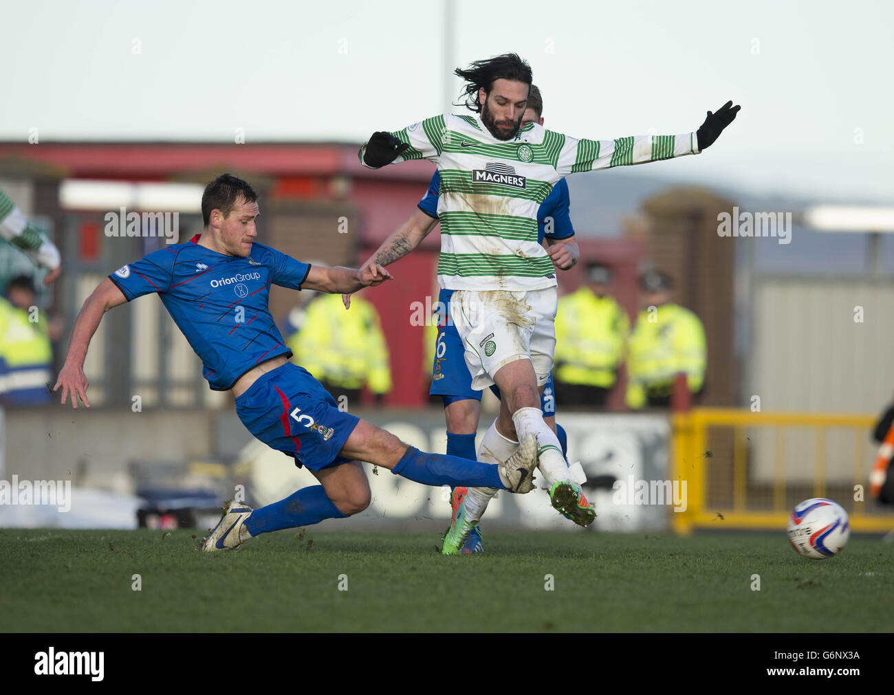 Georgios Samaras (à droite) du Celtic en action avec Inverness Gary ...
