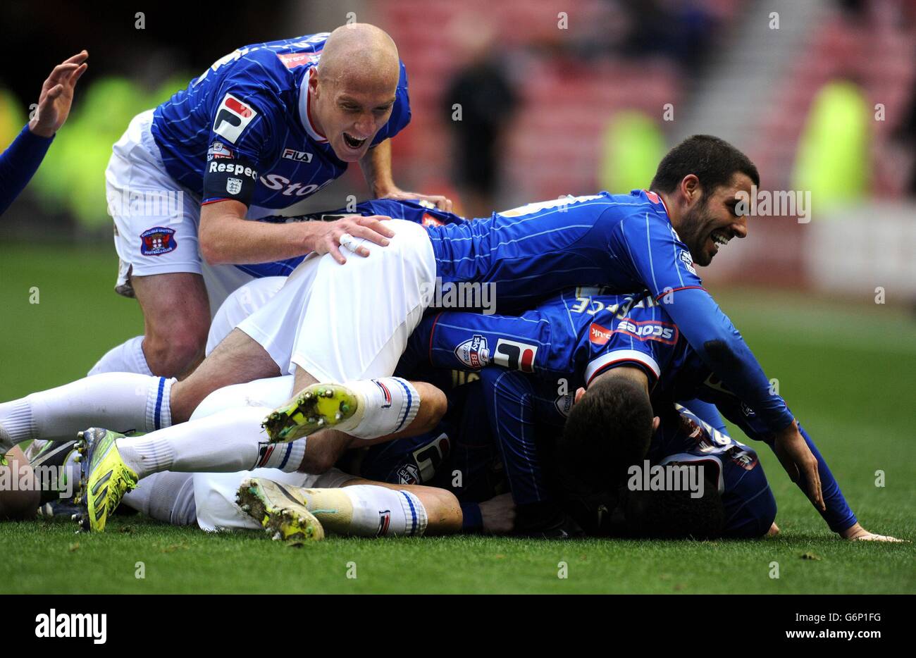 Matt Robson de Carlisle célèbre son but avec ses coéquipiers lors du ...
