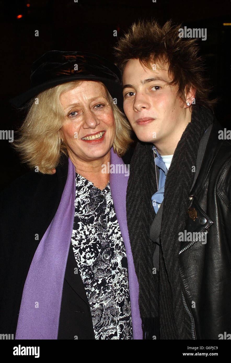 La comtesse d'Uxbridge, avec son fils Ben Paget, sourit alors qu'elle ...
