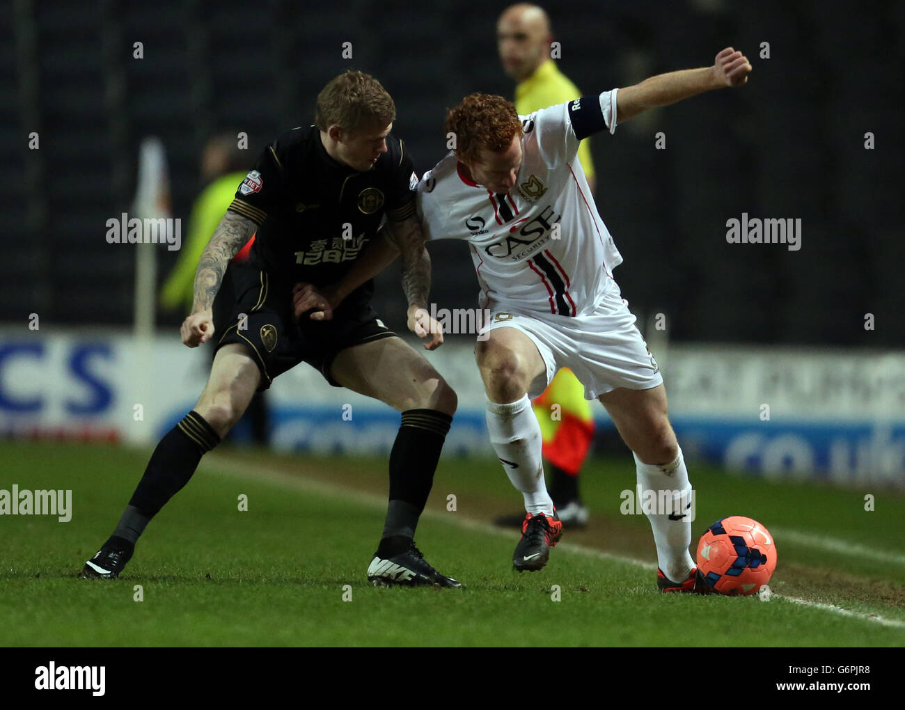 Stade de football mk mk enfile pleine longueur pleine longueur Banque ...