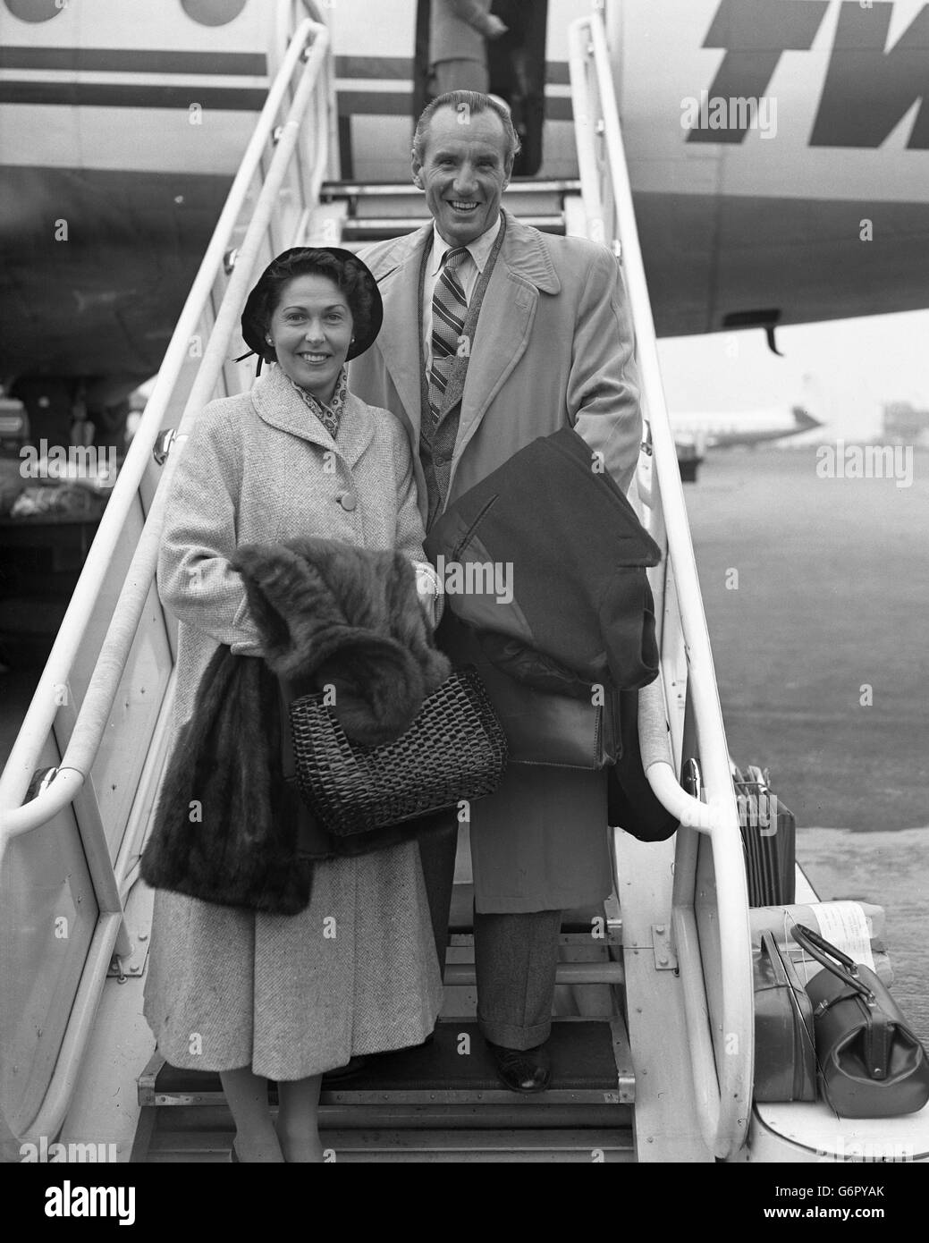 Tennis - Fred Perry avec son épouse Barbara - London Airport Photo ...