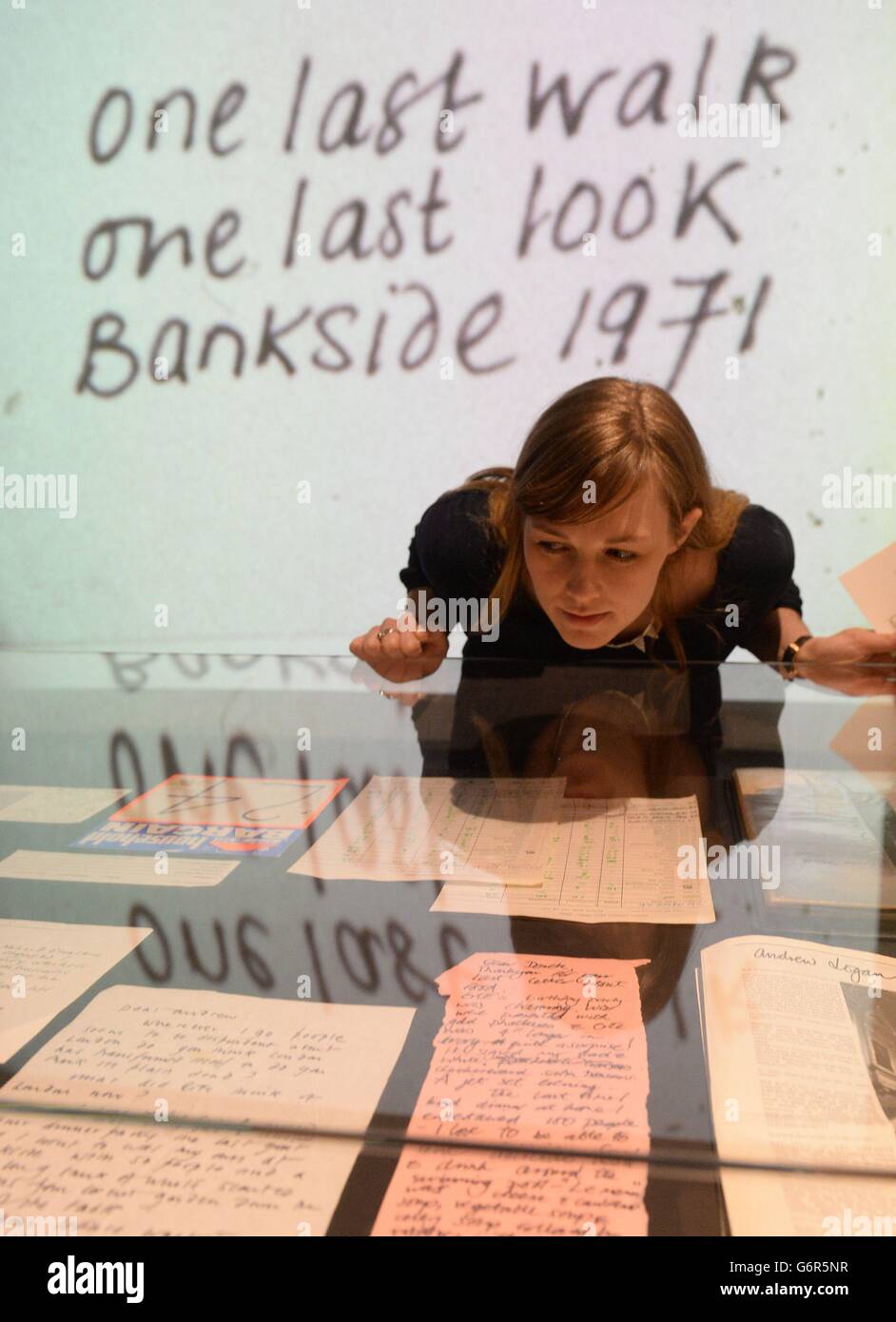 Annie Hughes examine les documents et la correspondance entre le ...