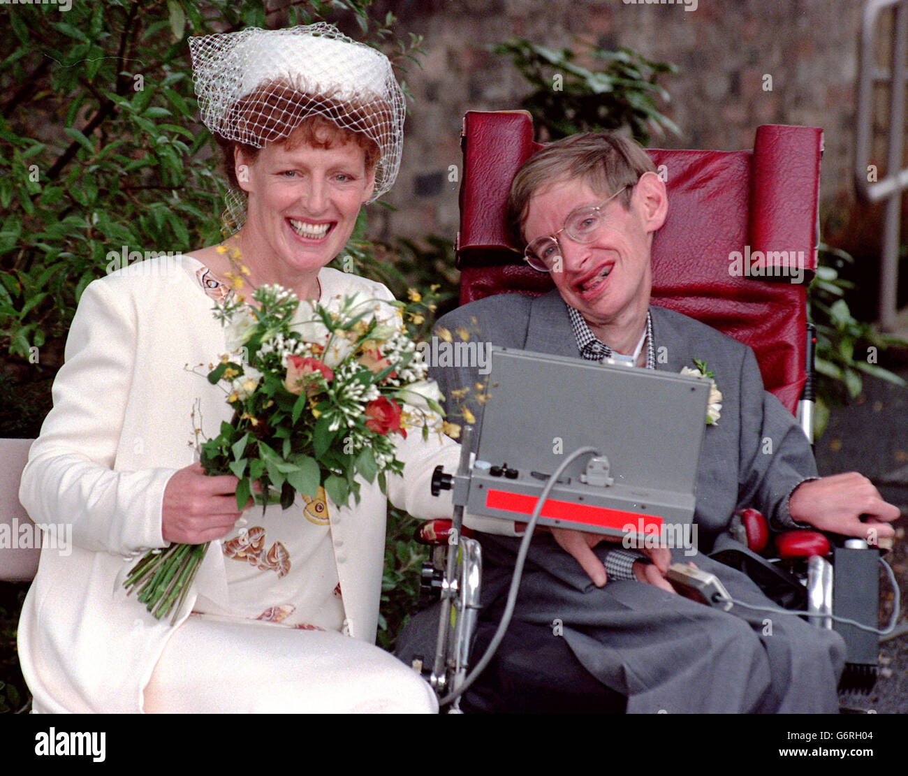 Stephen Hawking, un scientifique de renommée mondiale, avec son épouse ...