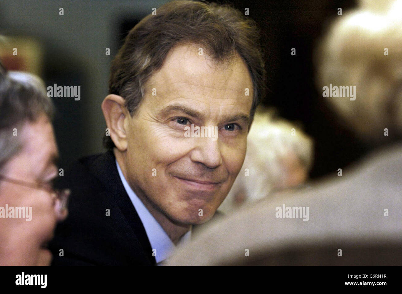 Tony blair visite le centre communautaire de merkinch Banque de ...