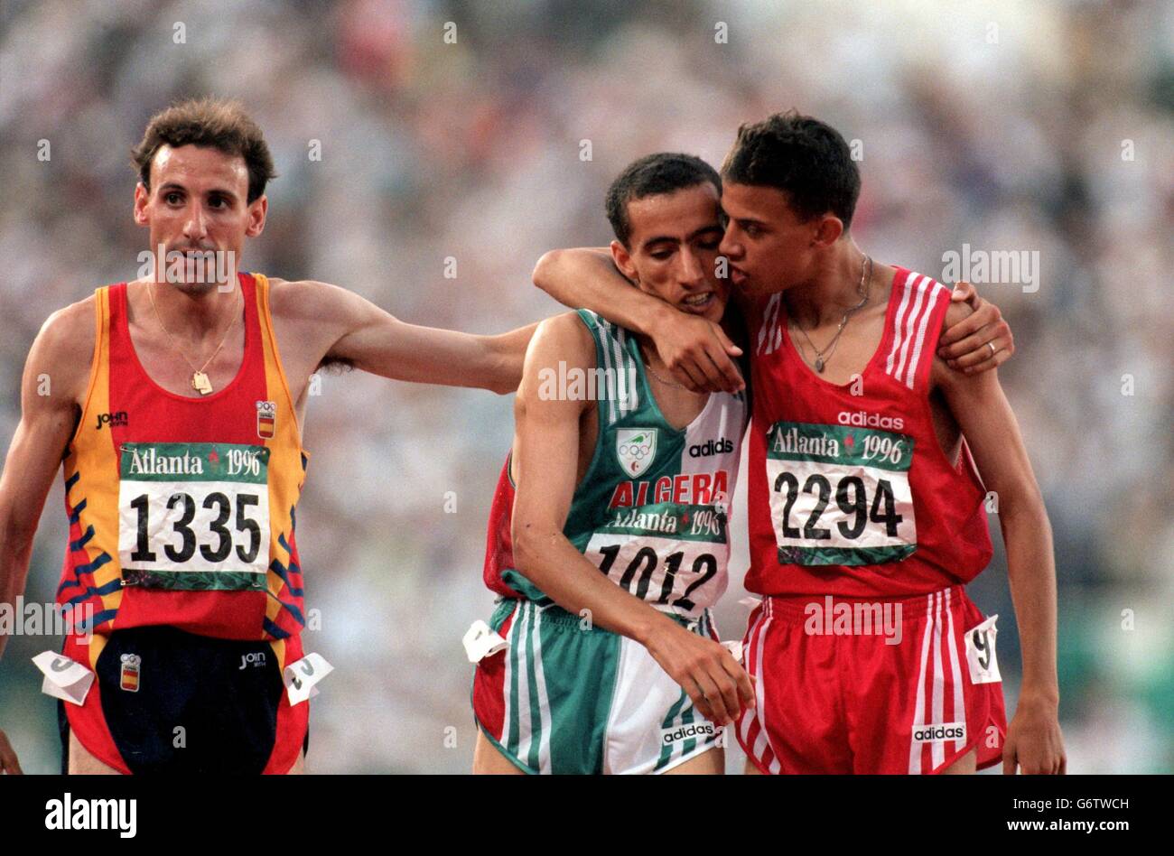 Fermin Cacho en Espagne (l) et Ali Hakimi en Tunisie (r) célèbrent avec ...