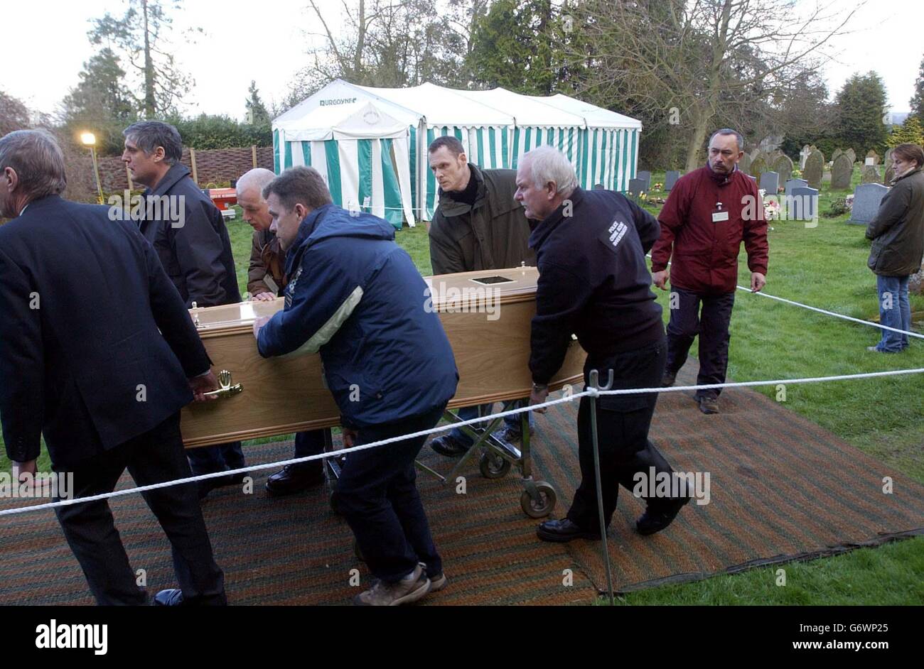 Rachel whitears coffin is led to a hearse Banque de photographies et d ...