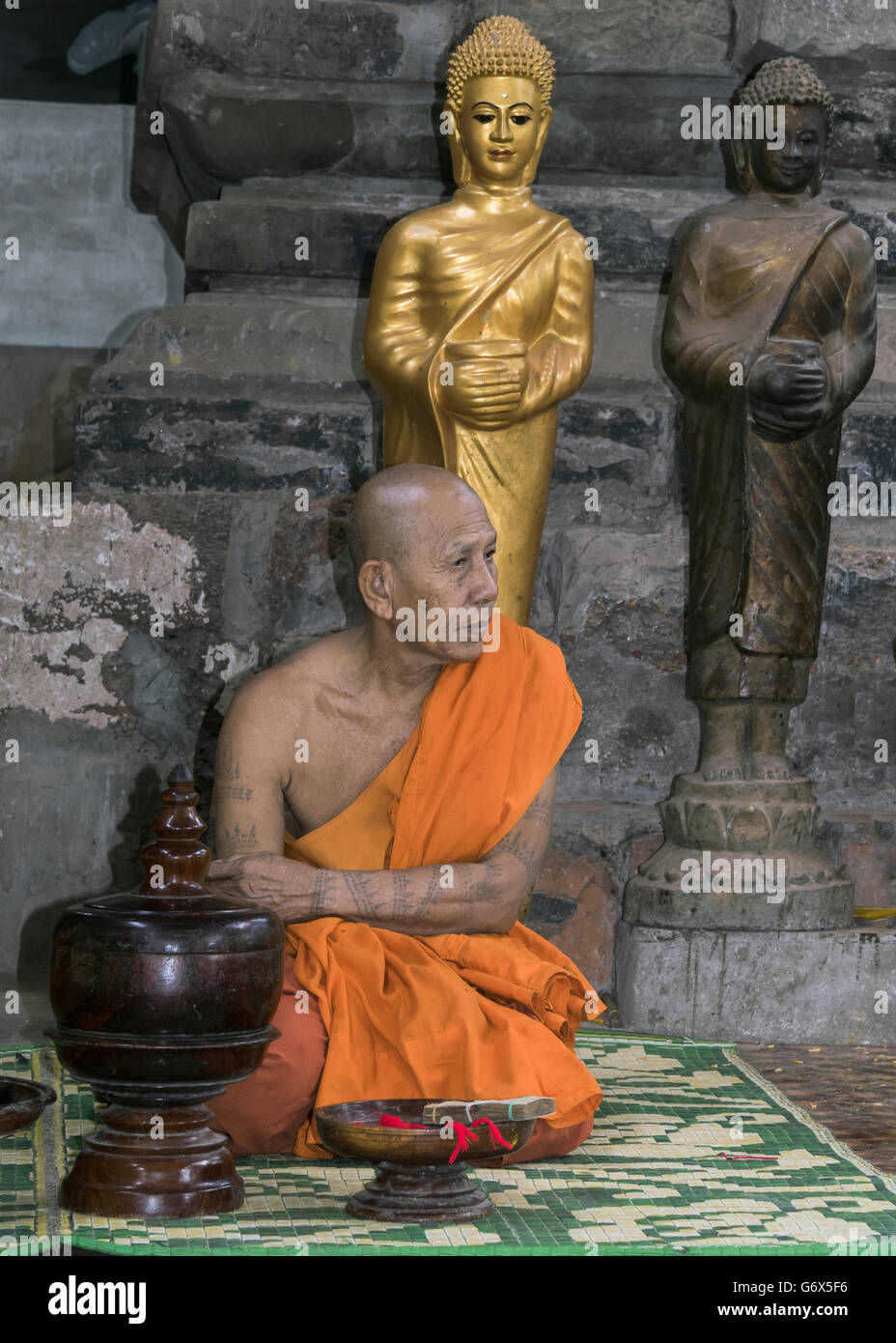 Statues de moine de pierre Banque de photographies et d’images à haute ...
