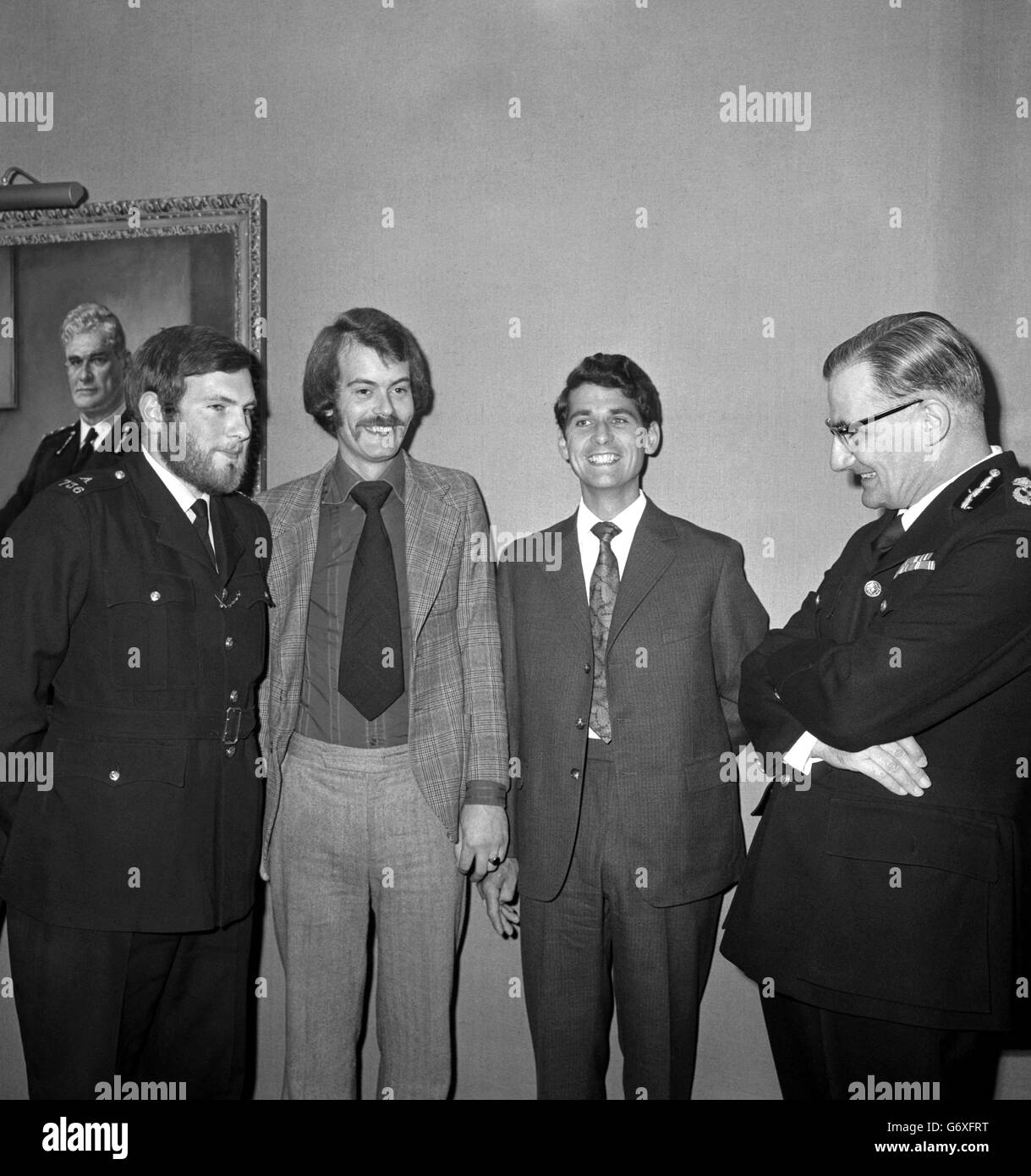 Le commissaire de police de Metropolis, Sir Robert Mark (r), s ...