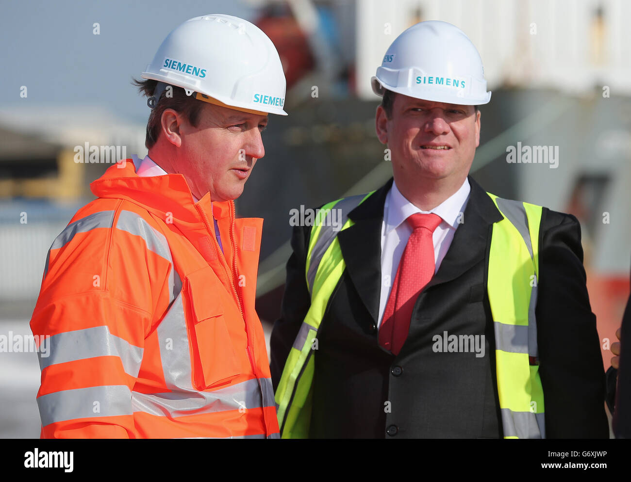 Le Premier ministre David Cameron et Michael Suess, directeur général ...