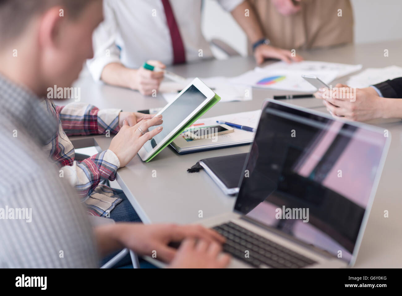 Close up of businessman using tablet mains groupe de personnes dans la ...
