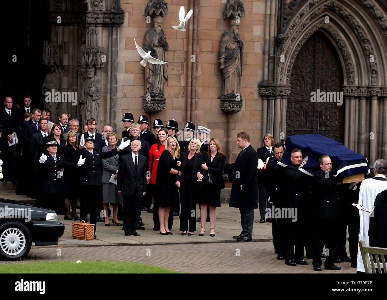 La femme de Det con Michael Swindells, Carol (au centre), regarde deux ...