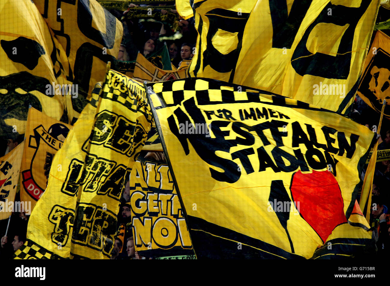 Drapeaux de drapeau de football agitant ultras Banque de photographies ...