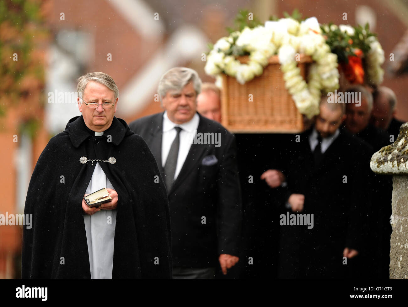 Le révérend Stephen Coulter mène dans le cercueil de Mark Shand avant ...