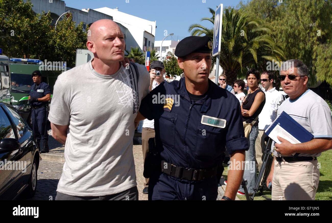 Un policier conduit Garry Mann, 46 ans, de Faversham dans le Kent dans ...