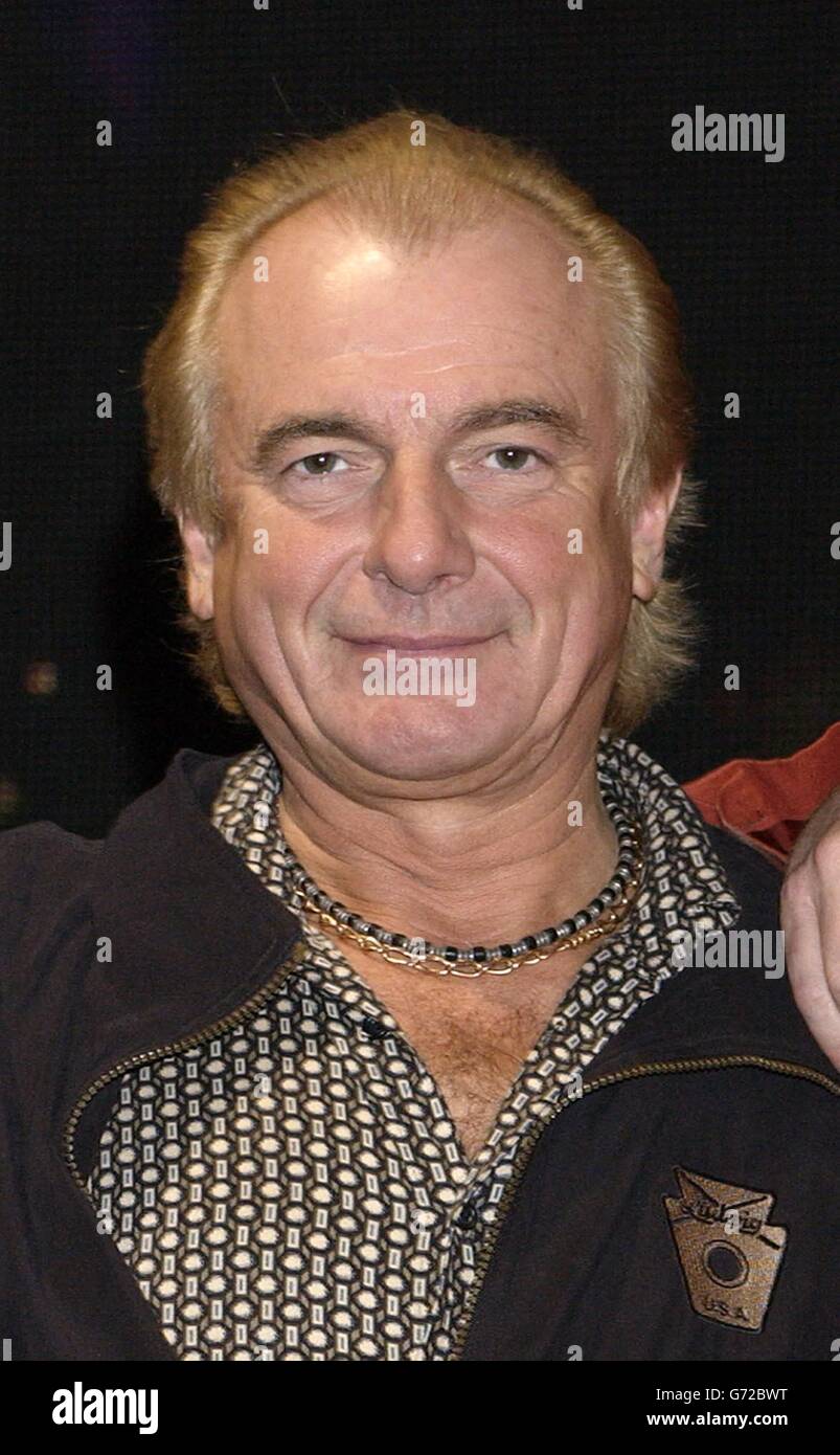 Alan White, du groupe rock des années 70, Yes, lors de la signature en ...