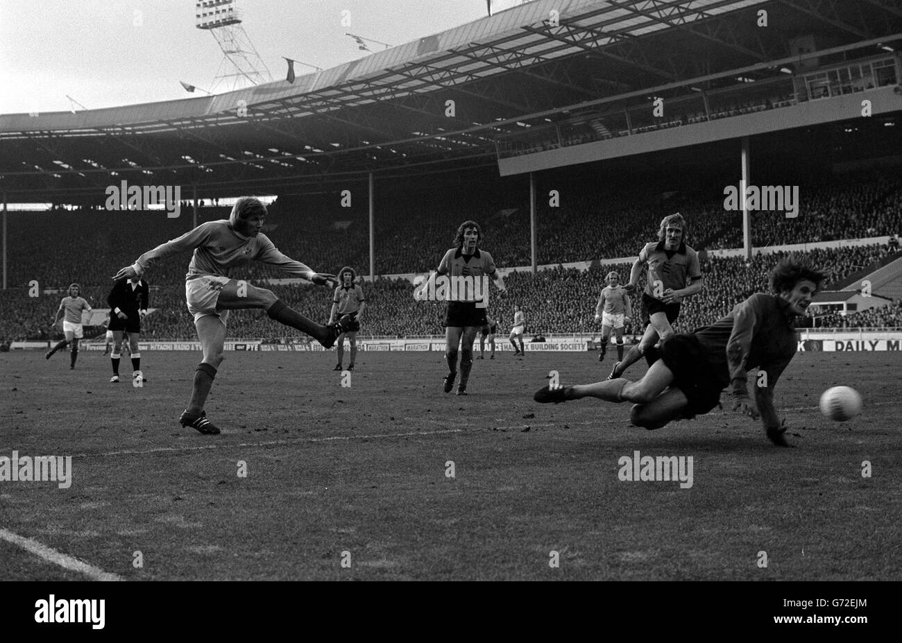 Colin Bell (à gauche) de Manchester City conduit le ballon devant Gary ...