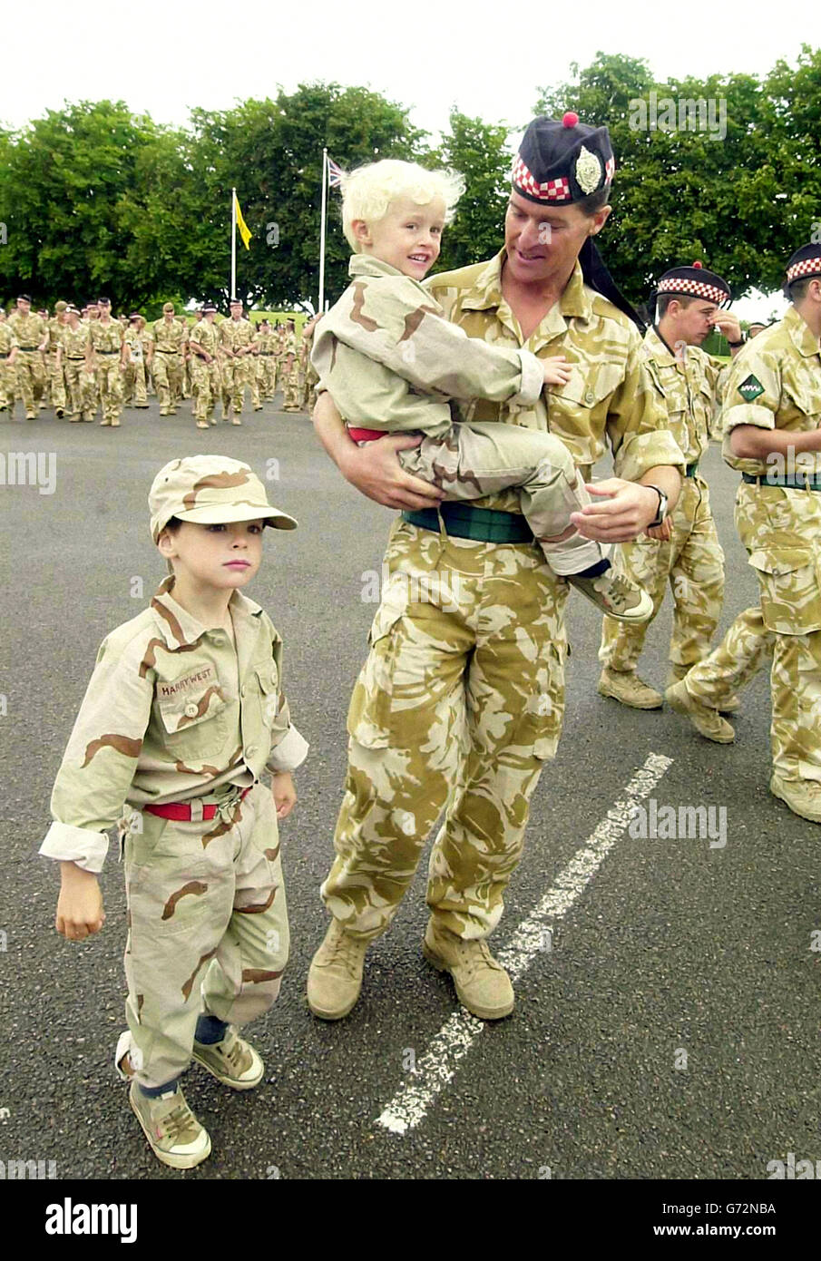 Le lieutenant-colonel Simon West avec George et Harry de son fils (à ...