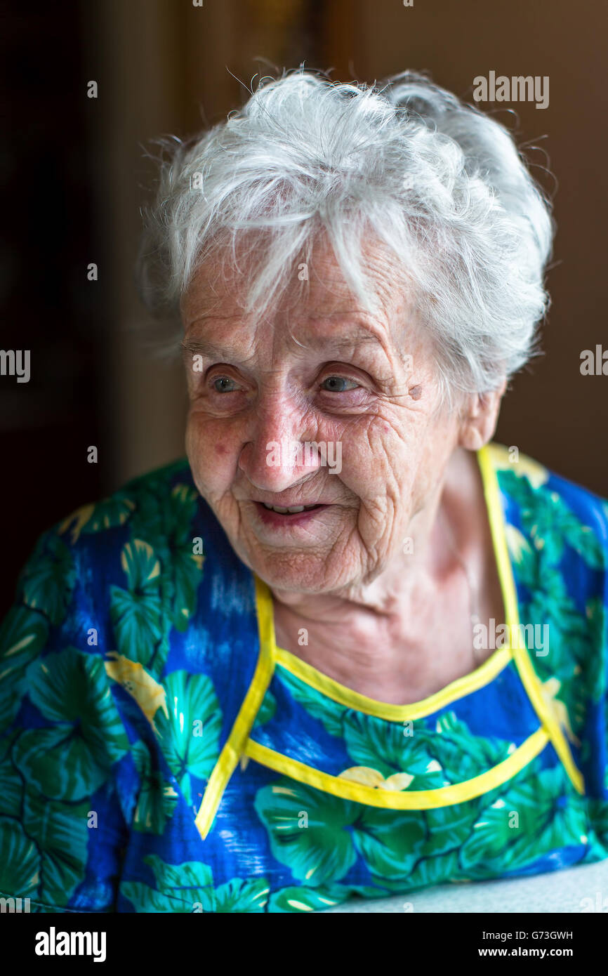 Jolie vieille femme âgée Banque de photographies et d’images à haute ...