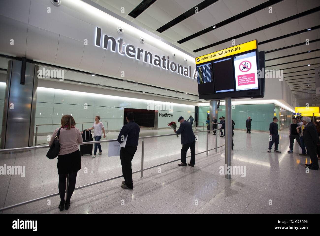 Passengers arrive at the new terminal 2 Banque de photographies et d ...