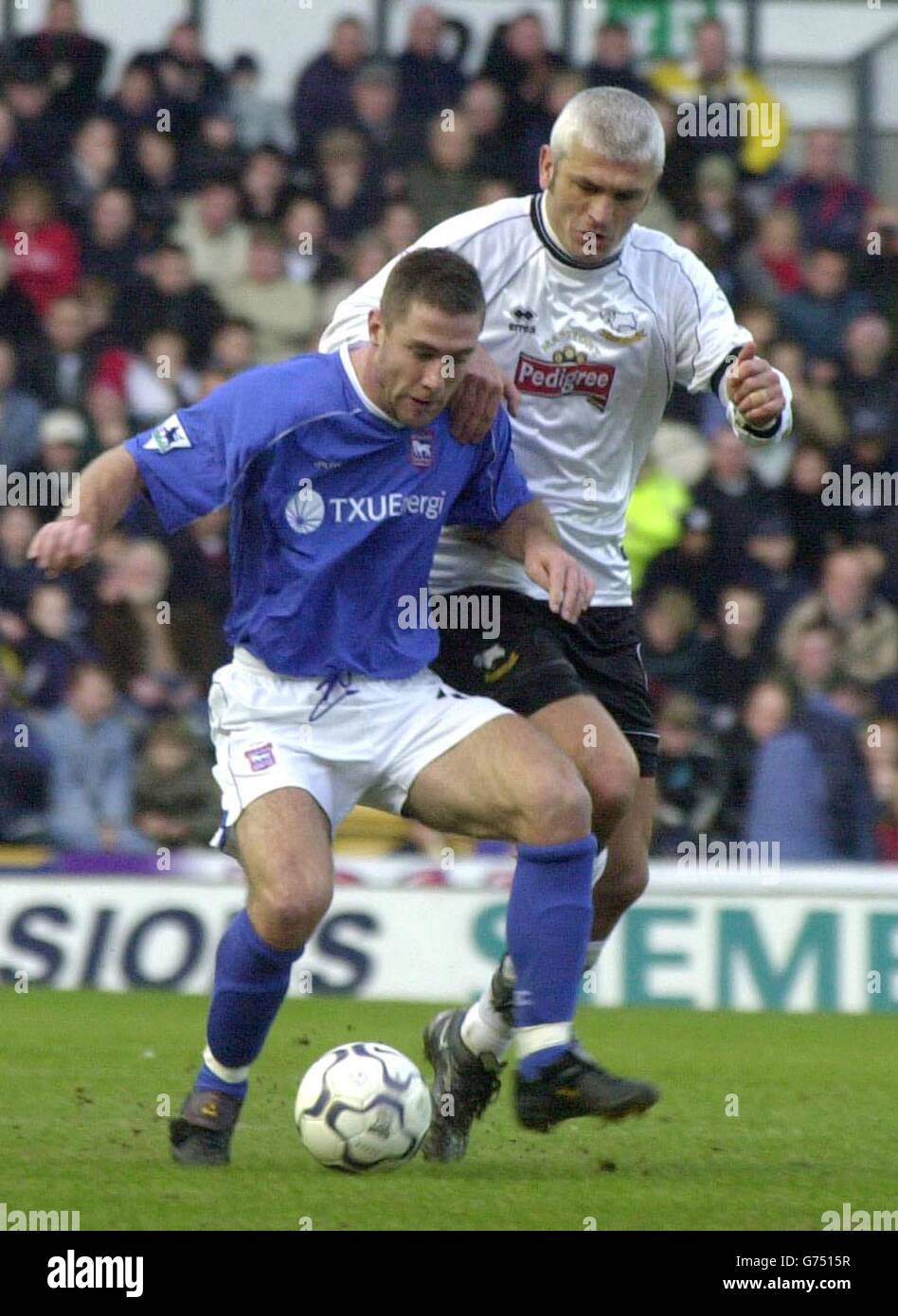 Derbys fabrizio ravanelli droit et ipswichs chris makin clash Banque de ...