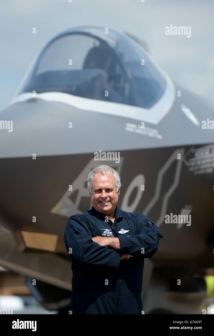 Le pilote d'essai en chef Alan Norman pose devant un modèle à grande ...