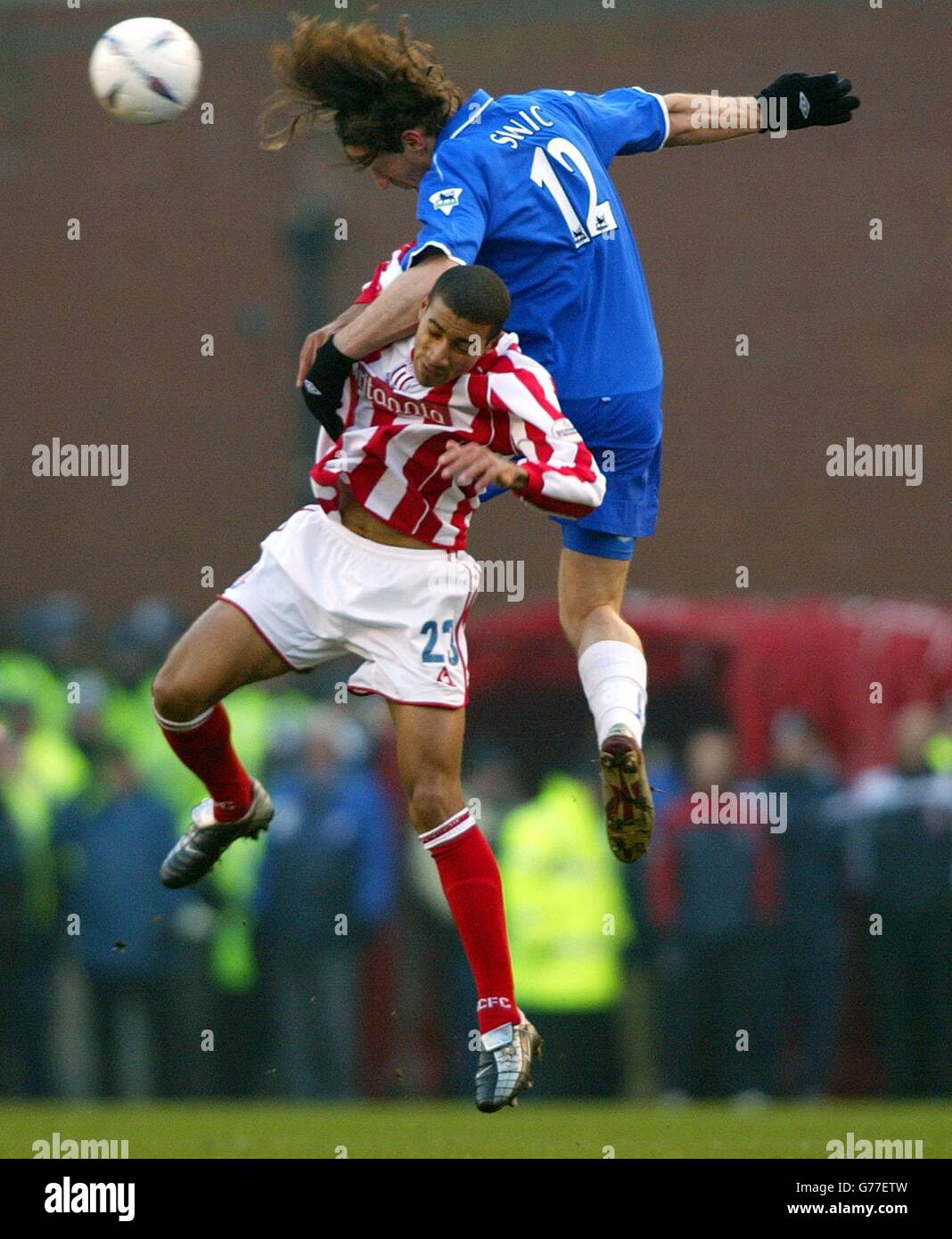 Mario Stanic de Chelsea (à droite) lutte avec Karl Henry de Stoke City ...