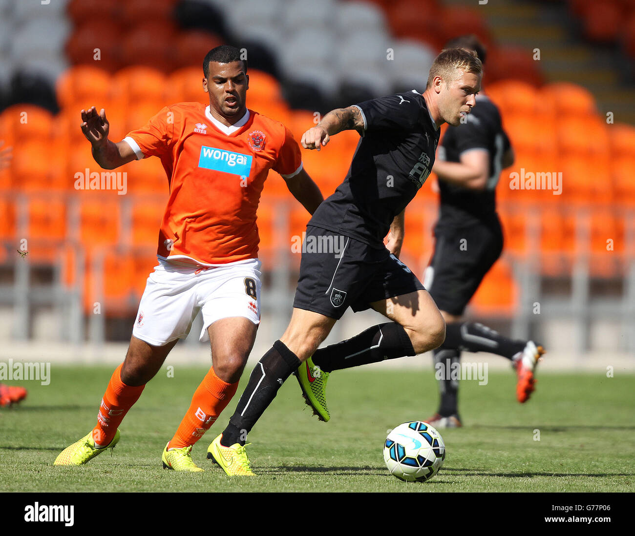 Jacob Mellis de Blackpool et Scott Arfield de Burnley se battent pour le bal pendant la saison d ...