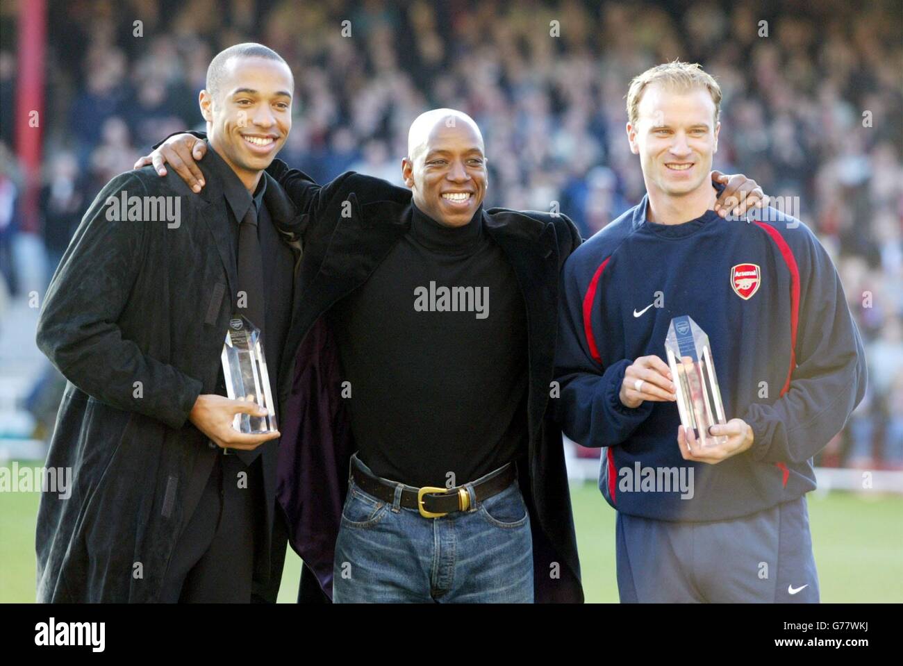 Dennis bergkamp trophy Banque de photographies et d’images à haute ...
