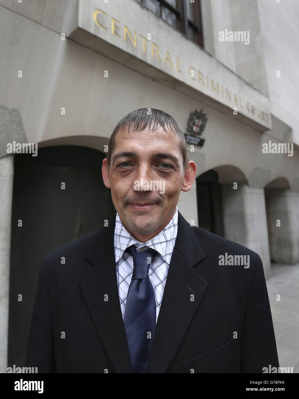 Allan Young à l'extérieur de Old Bailey, Londres, après avoir été ...