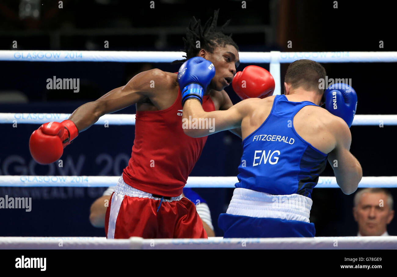 Scott Fitzgerald (bleu), en action contre Tulani Mbenge, en Afrique du ...