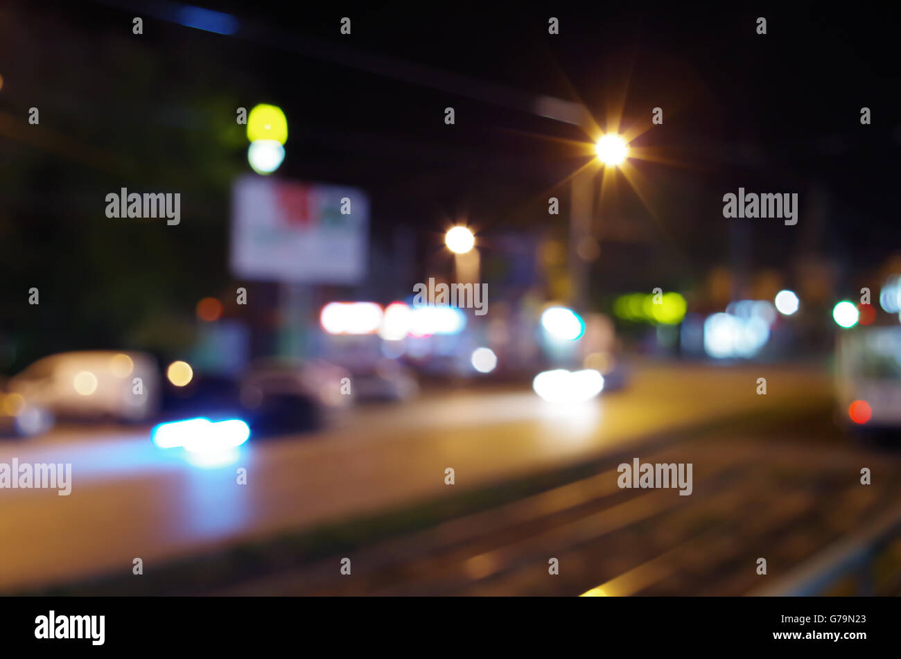 Flou flou artistique et ville de scène de nuit avec lumières floues et ...