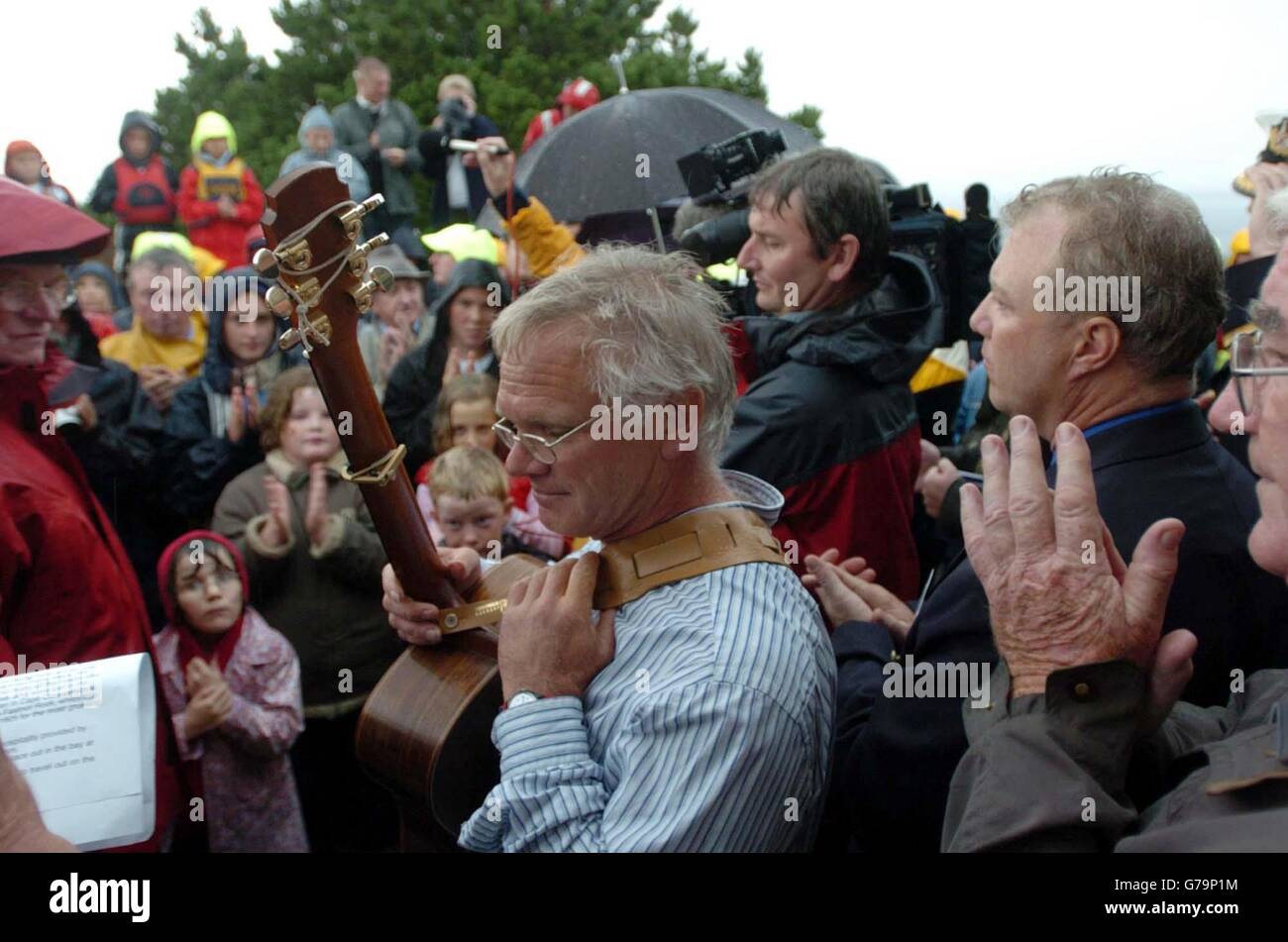Le chanteur Rory Allen est applaudi après avoir chanté « la course ...