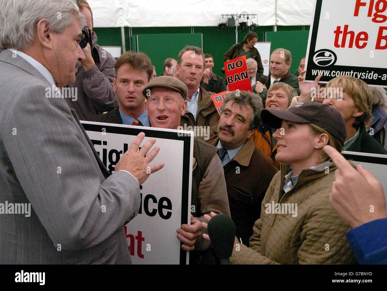 Le ministre de l'Agriculture Lord Whitty affronte les partisans de ...