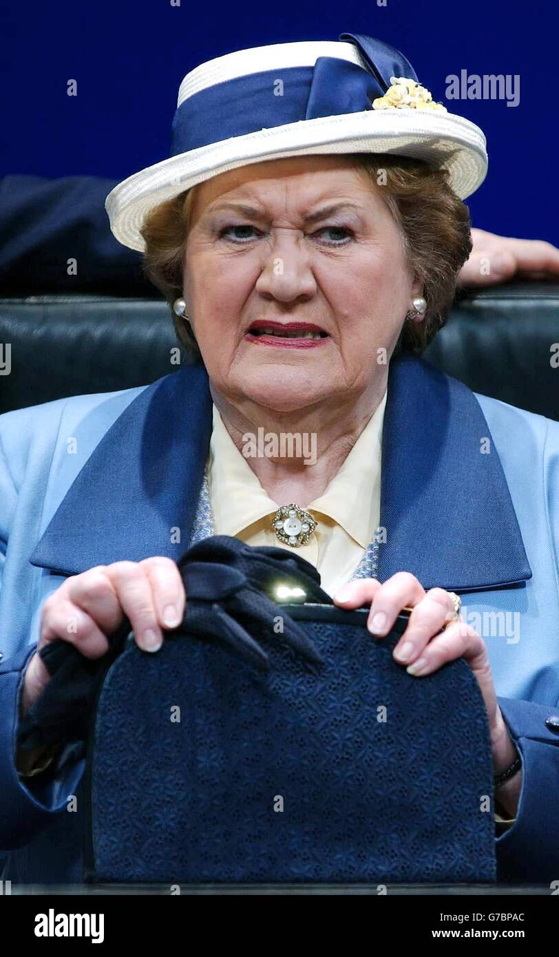 Actrice patricia routledge comme laura perdrix Banque de photographies ...