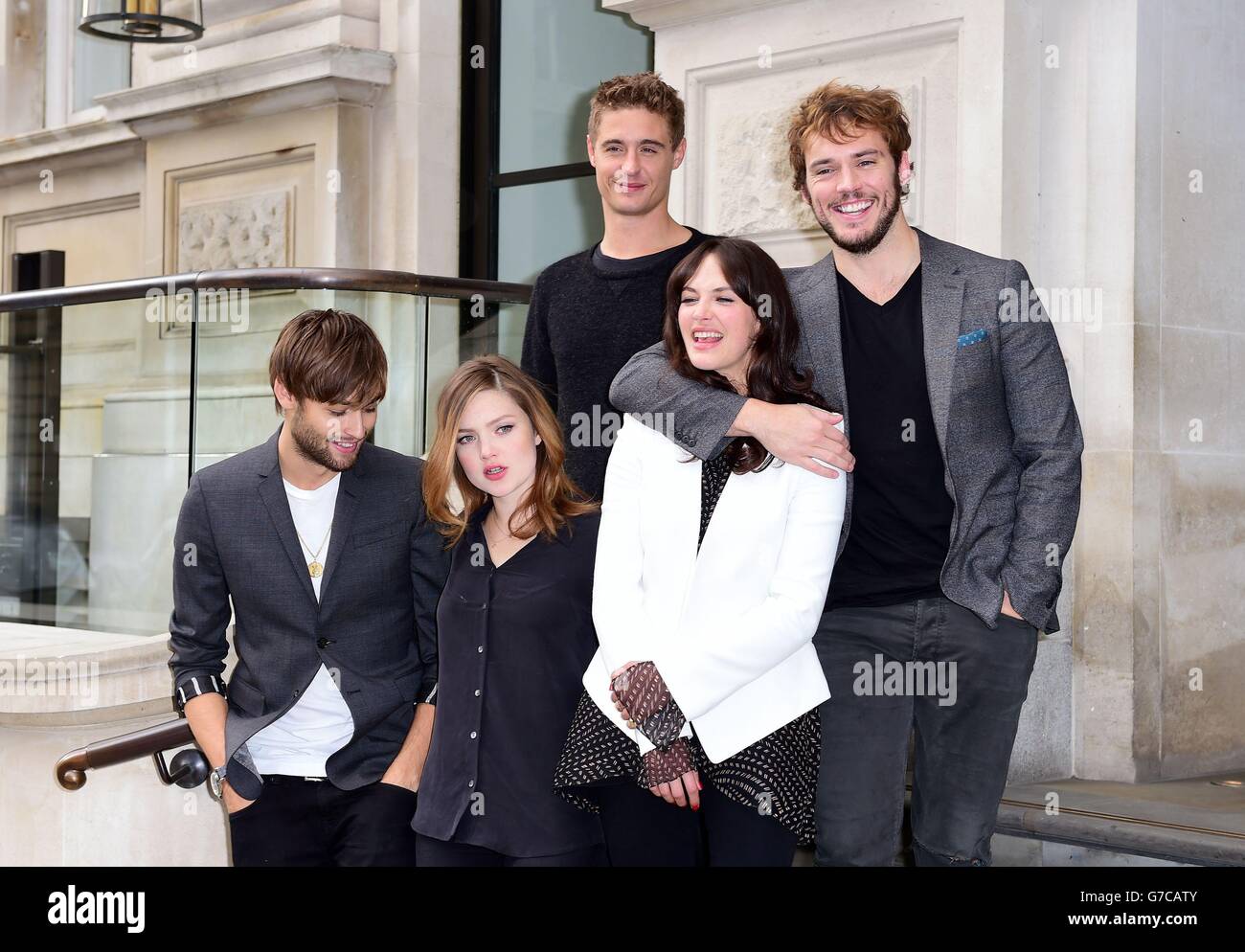 Sam claflin douglas booth the riot club Banque de photographies et d ...