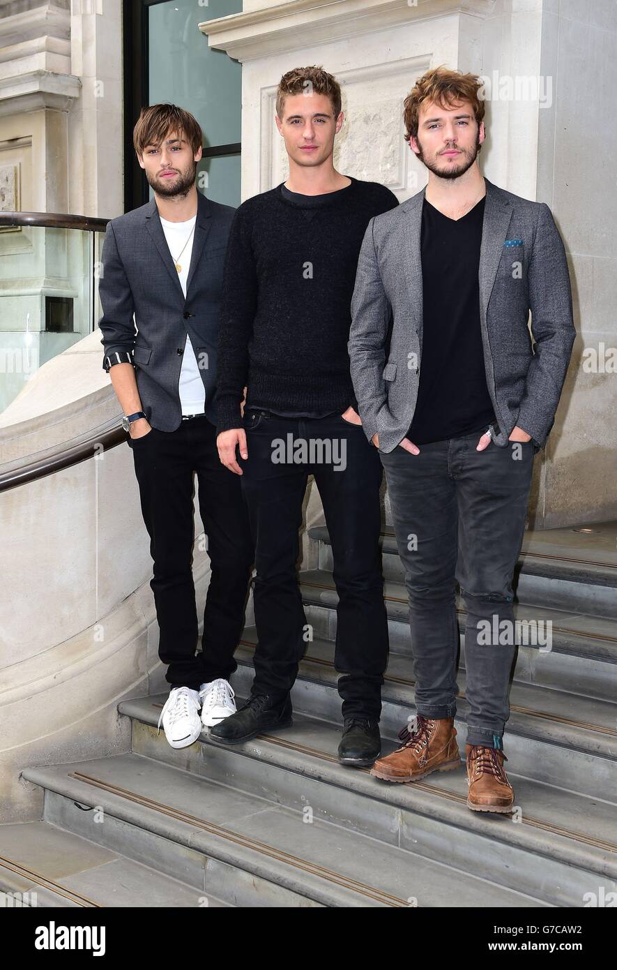 Sam claflin douglas booth the riot club Banque de photographies et d ...
