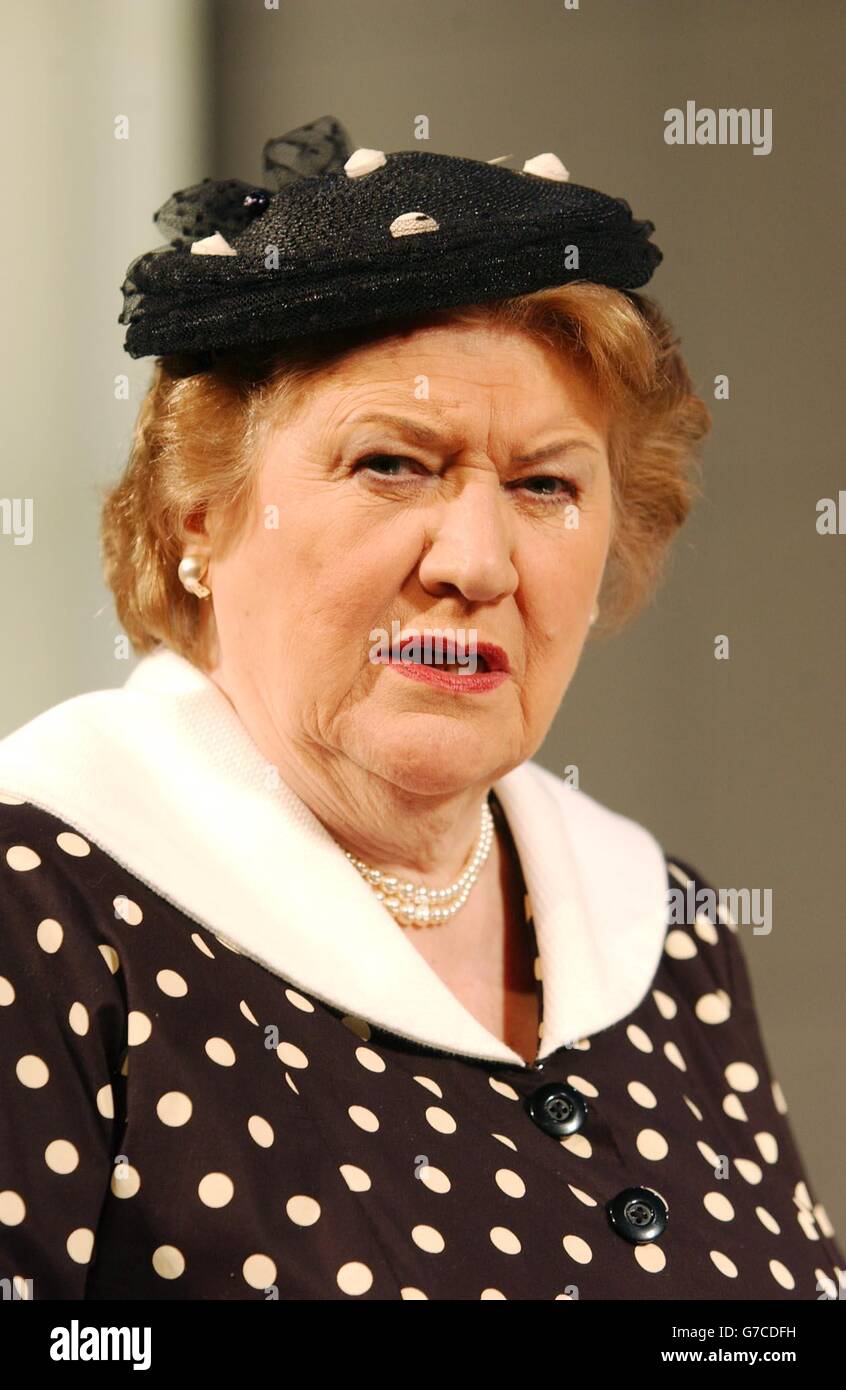 Actrice patricia routledge comme laura perdrix Banque de photographies ...