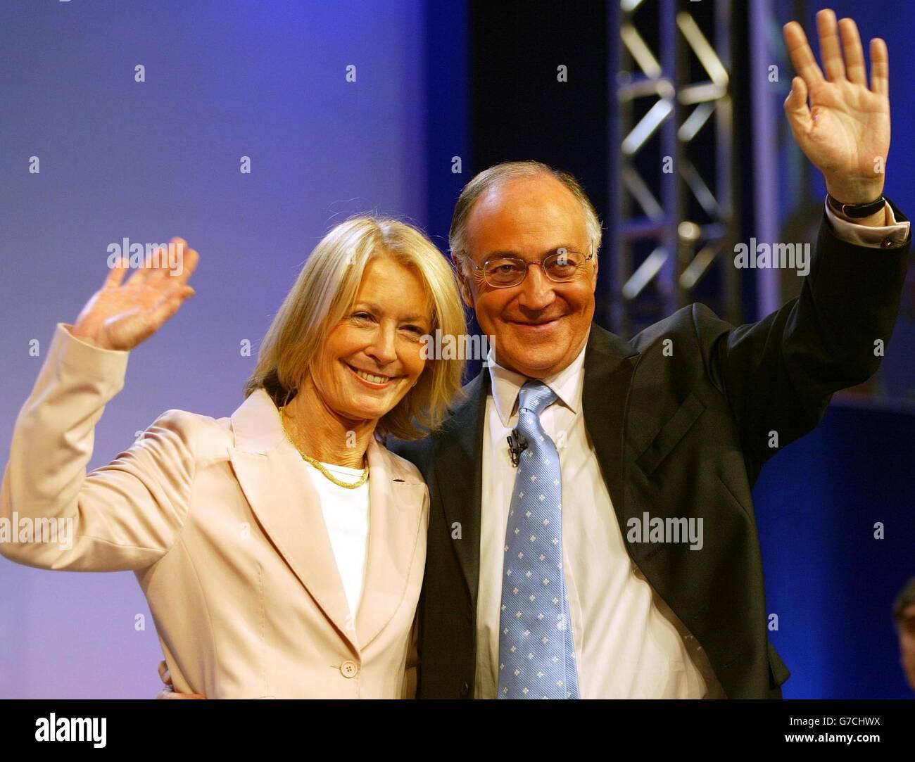 Politique souriant agitant sa femme michael howard sandra howard Banque ...