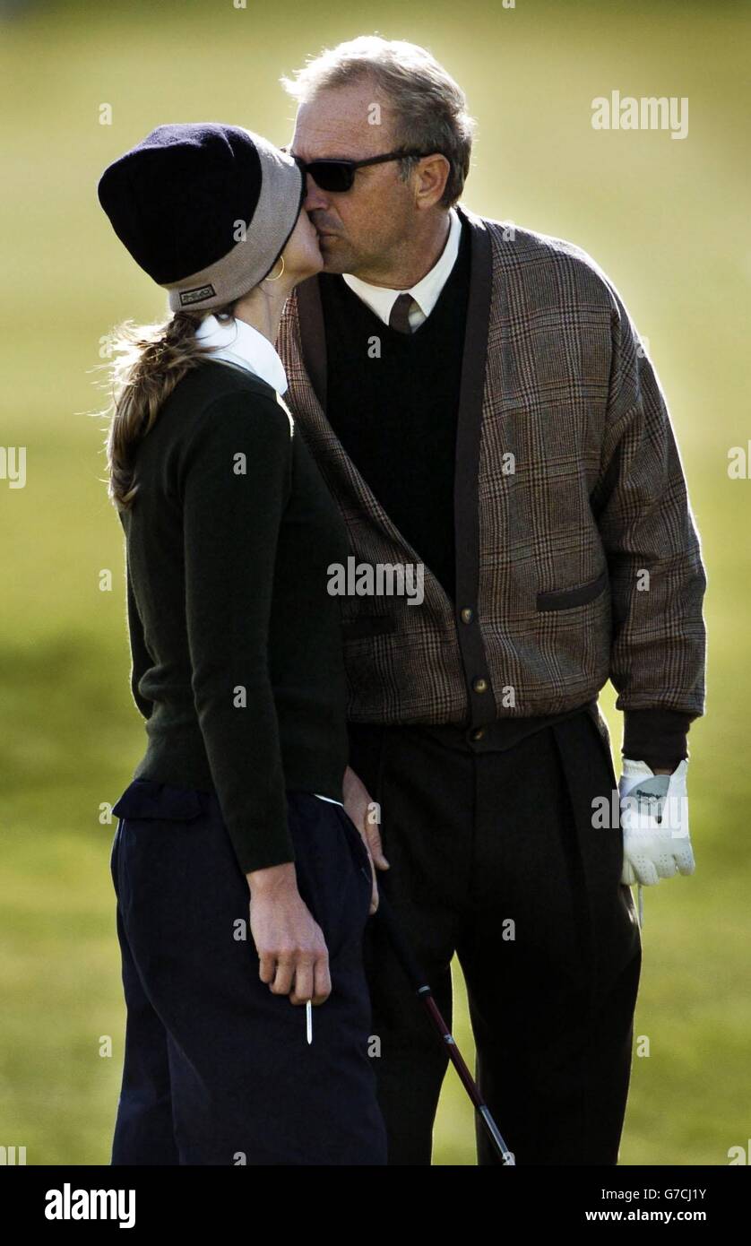 Kevin et Christine Costner sur l'ancien parcours du Royal & Ancient, St ...