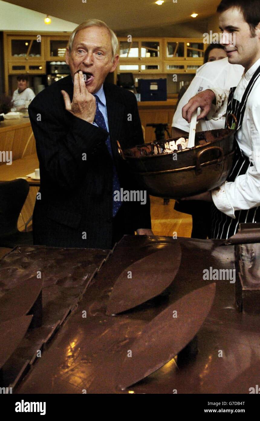 Le président George Reid goûte le plus grand gâteau au chocolat de l ...