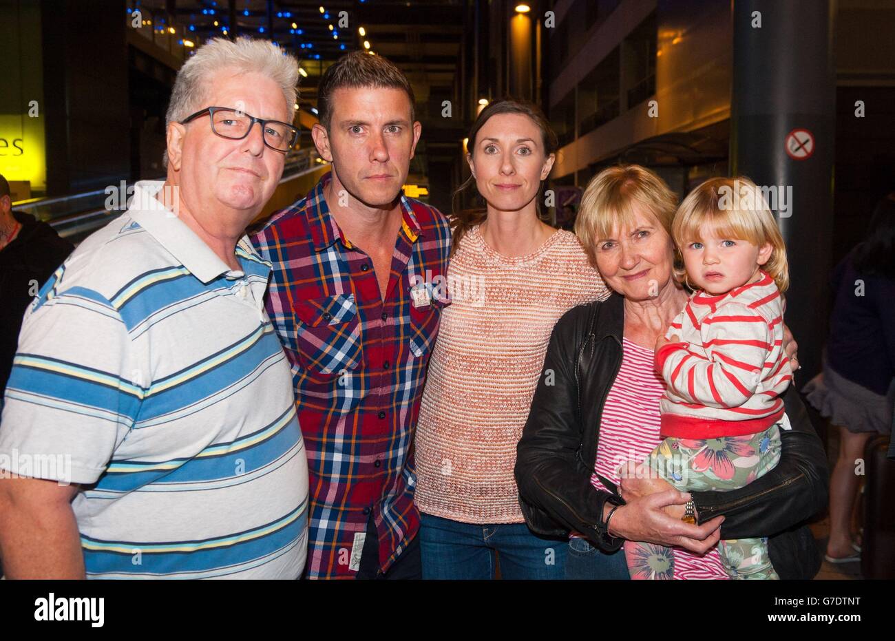 Ray Cole (à gauche) avec sa famille (de la deuxième à droite), son fils ...