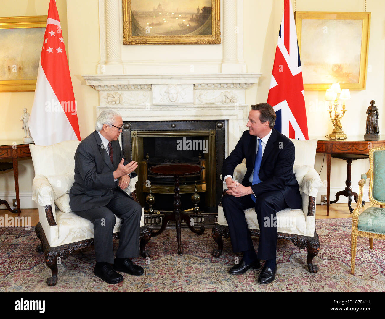 Le Premier ministre David Cameron salue le président de Singapour Tony ...