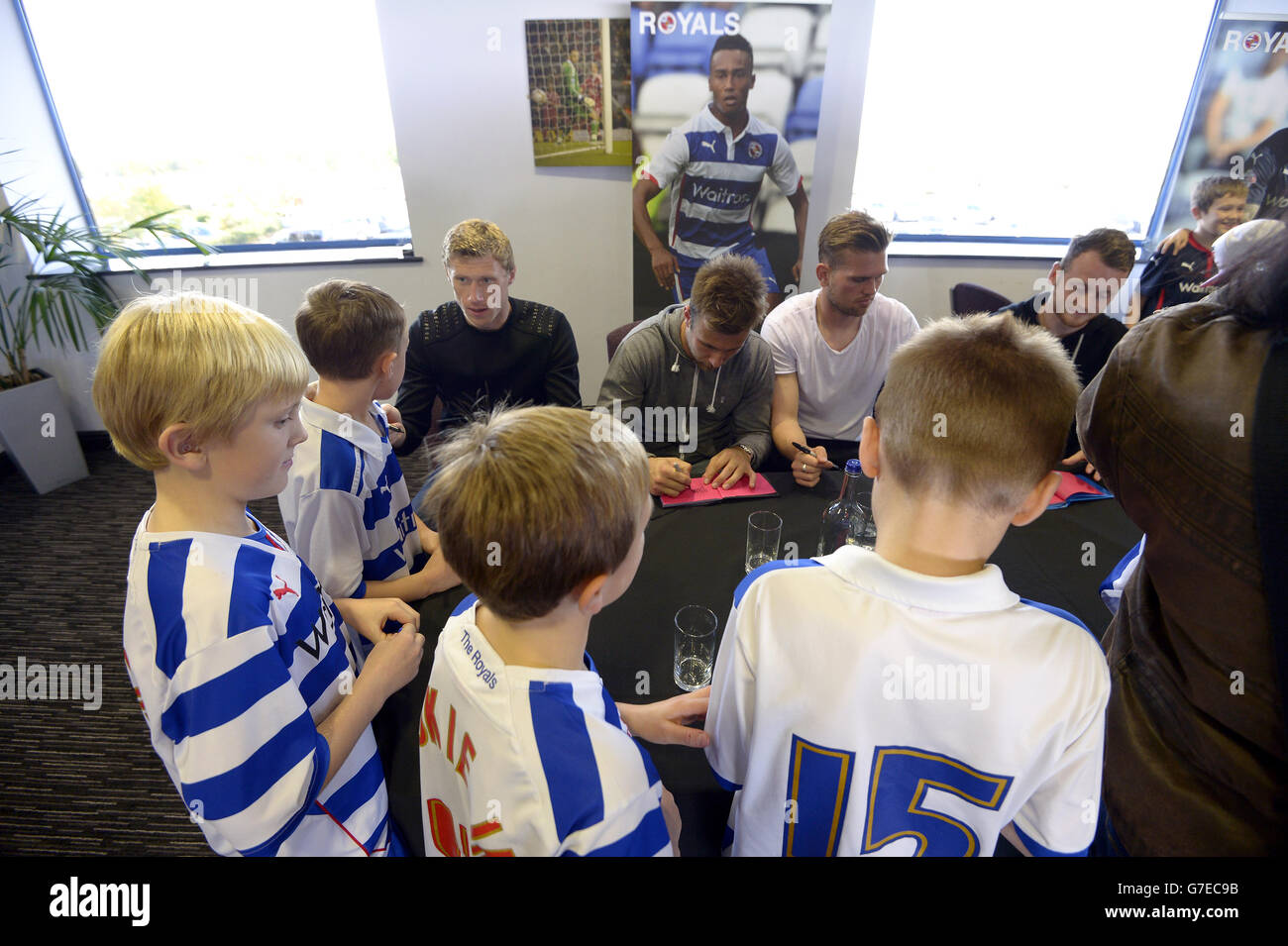 Lecture des joueurs signent des autographes pour les fans Banque de ...