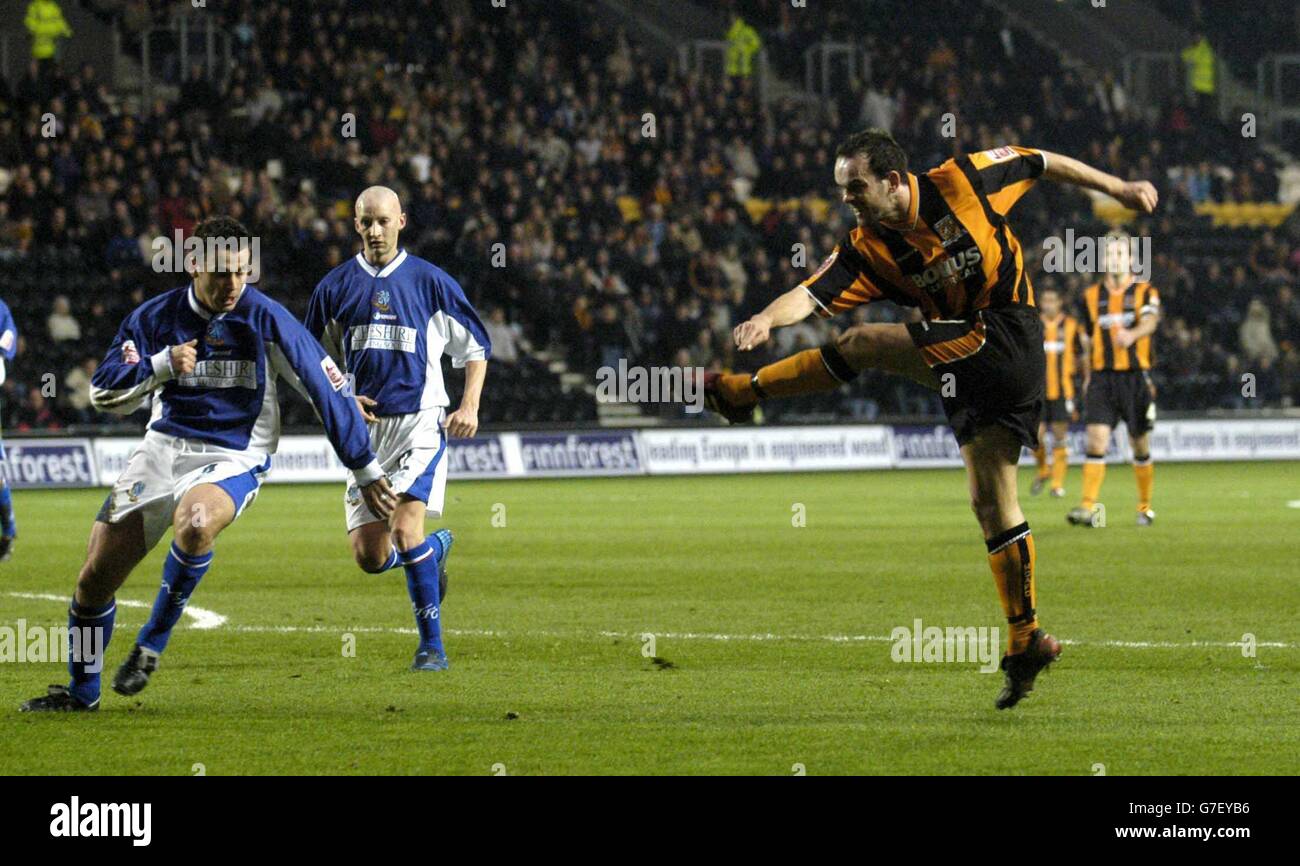 Stuart Elliott (à droite) de Hull tire son troisième but de son équipe ...