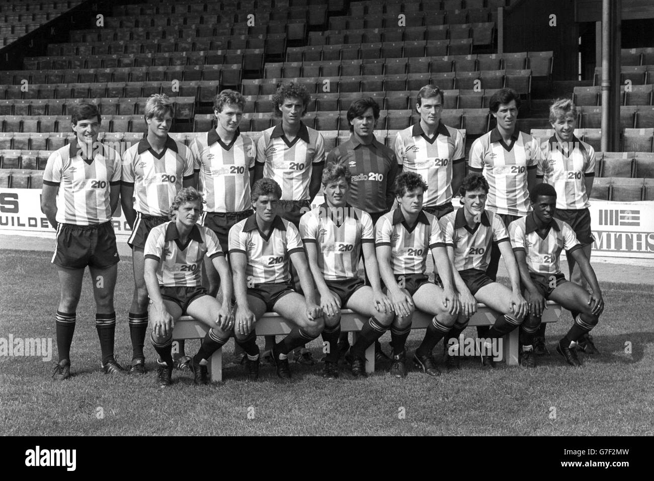 Lecture de la photo de l'équipe du football Club pour la saison 1983/84 ...