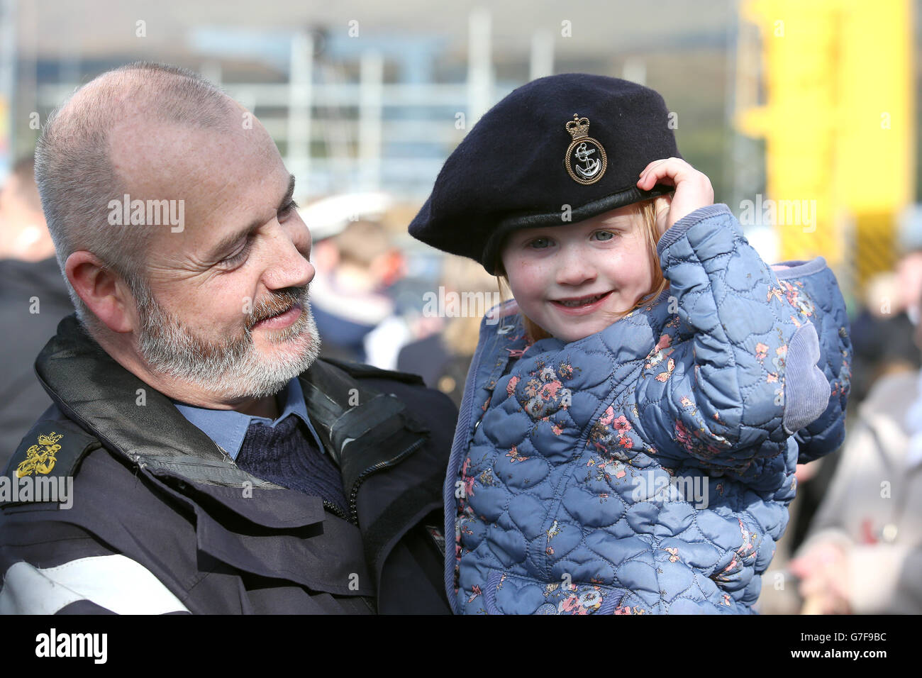 Le sous-marin Steven panniers est accueilli par sa fille Amelia après ...