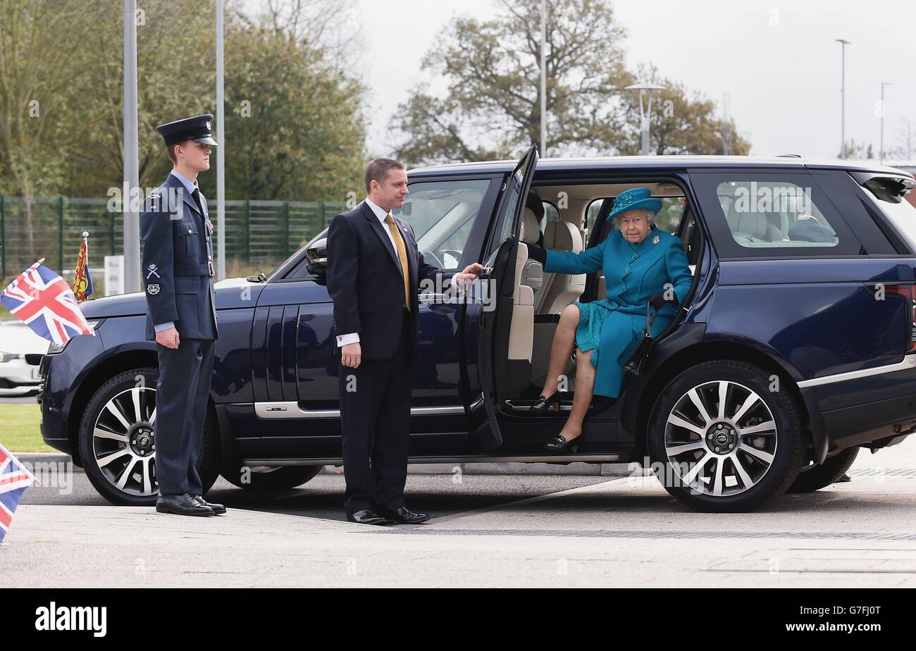 La reine Elizabeth II arrive au nouveau centre de fabrication de ...