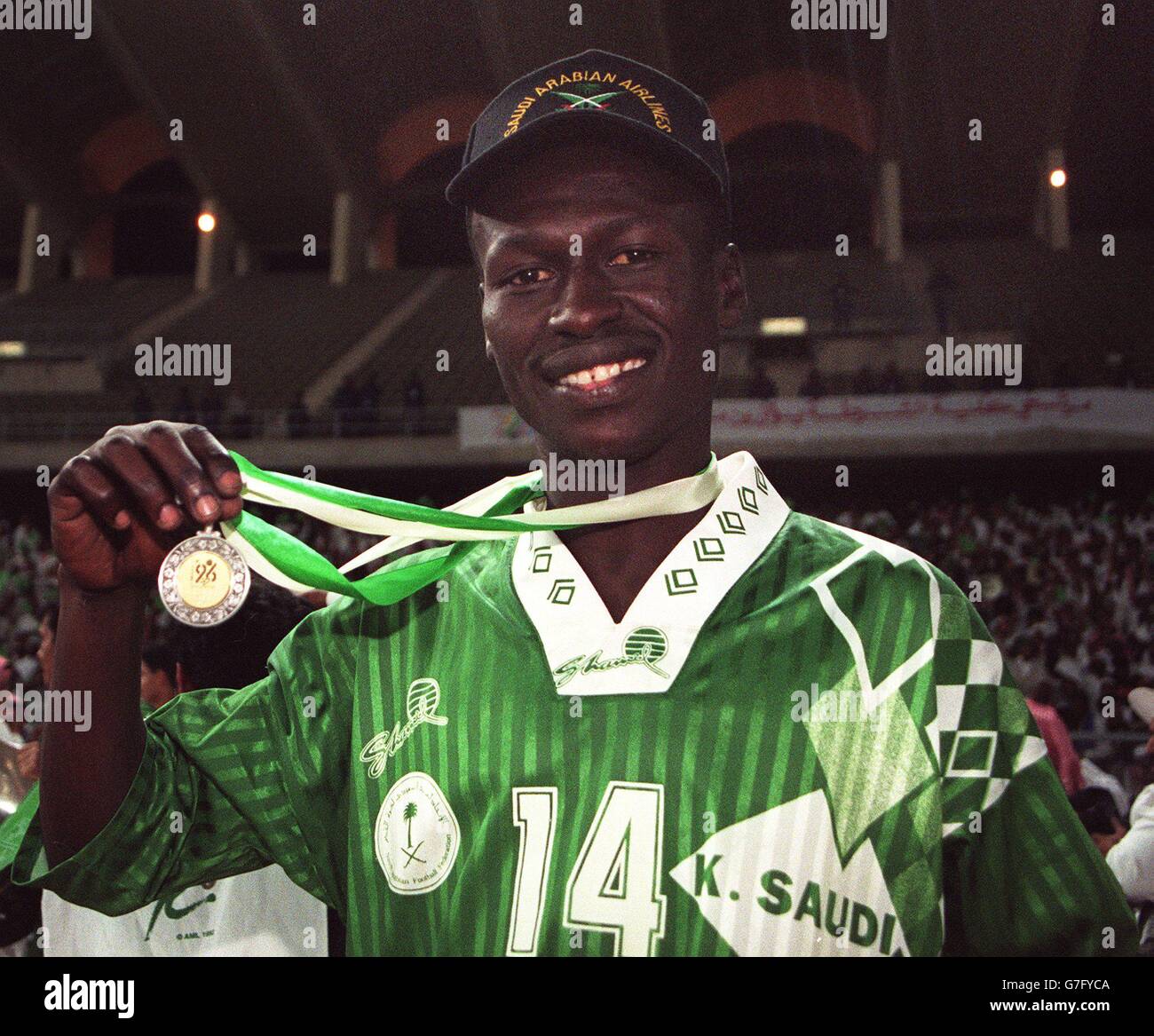 Khalid Al Muwalid d'Arabie Saoudite avec sa médaille des gagnants Après ...