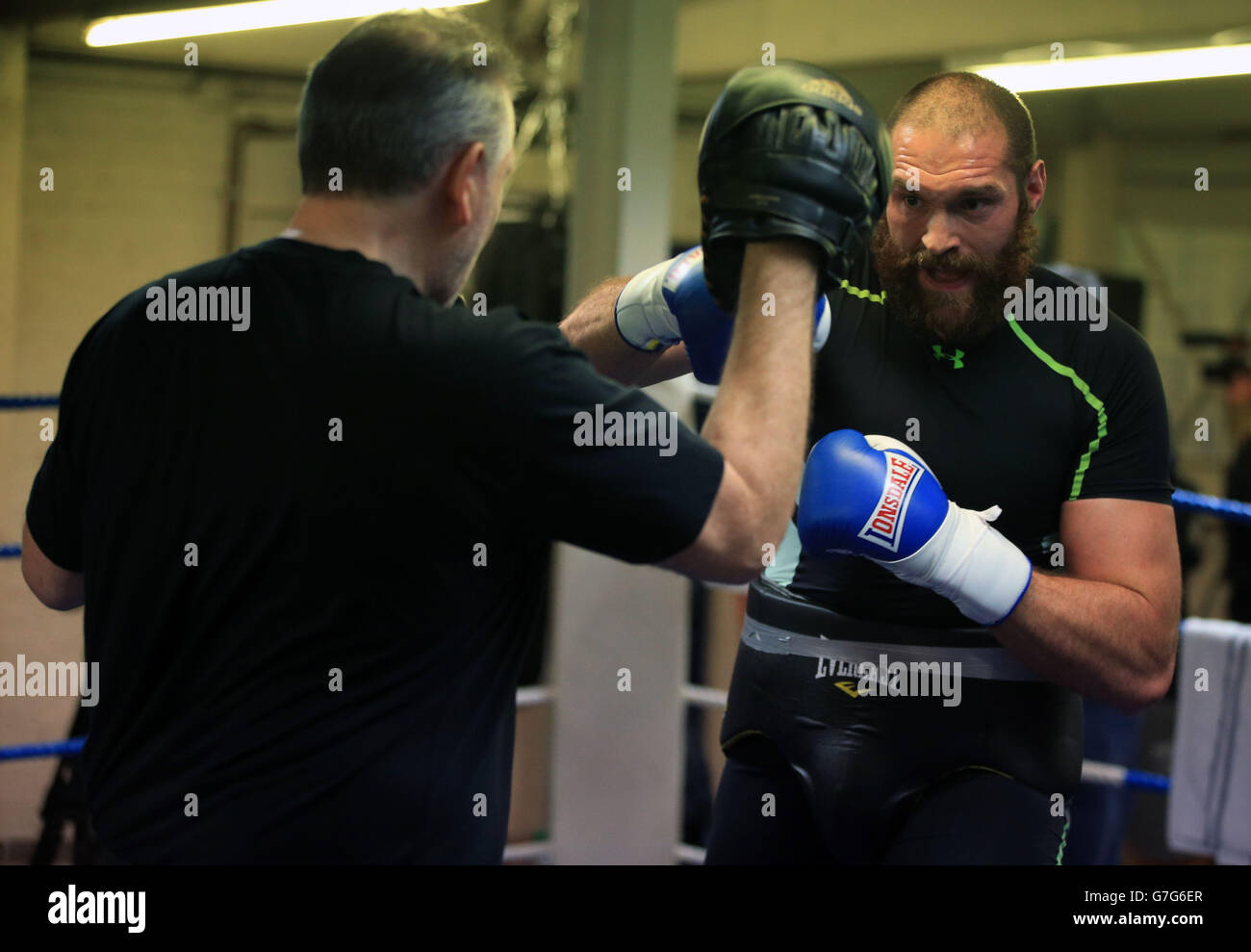 Peter fury pendant un travail de presse au gym paon Banque de ...